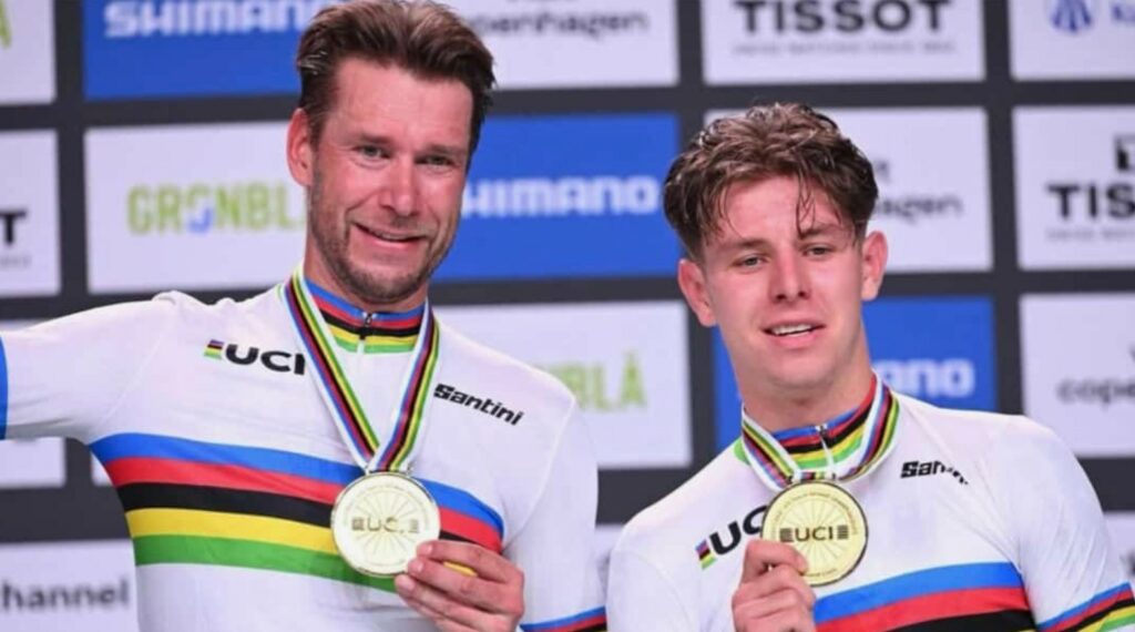 Weltmeister Tim Torn Teutenberg trägt sich ins Goldene Buch der Stadt ein